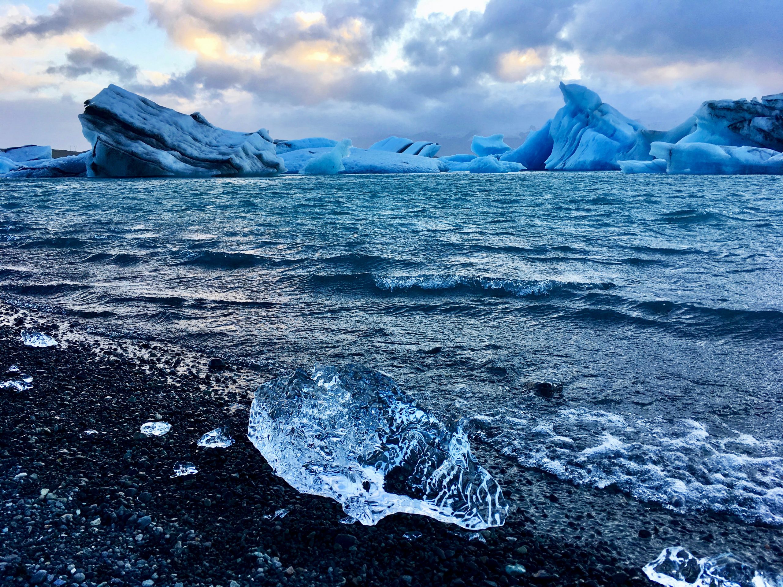 Beautiful cold landscape picture of Icelandic glacier lagoon bay ...