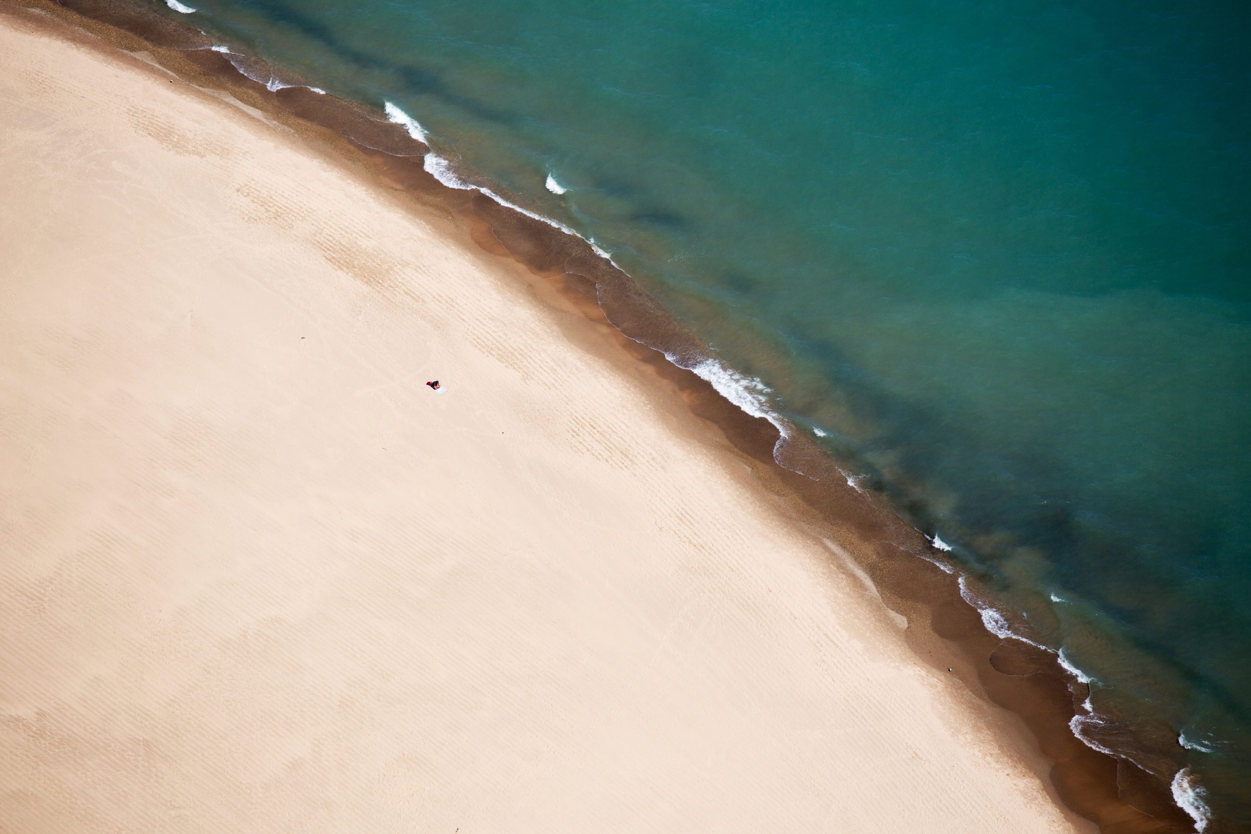 Drone view of sand shoreline in Chicago, Illinois, USA - Beach Wallpapers