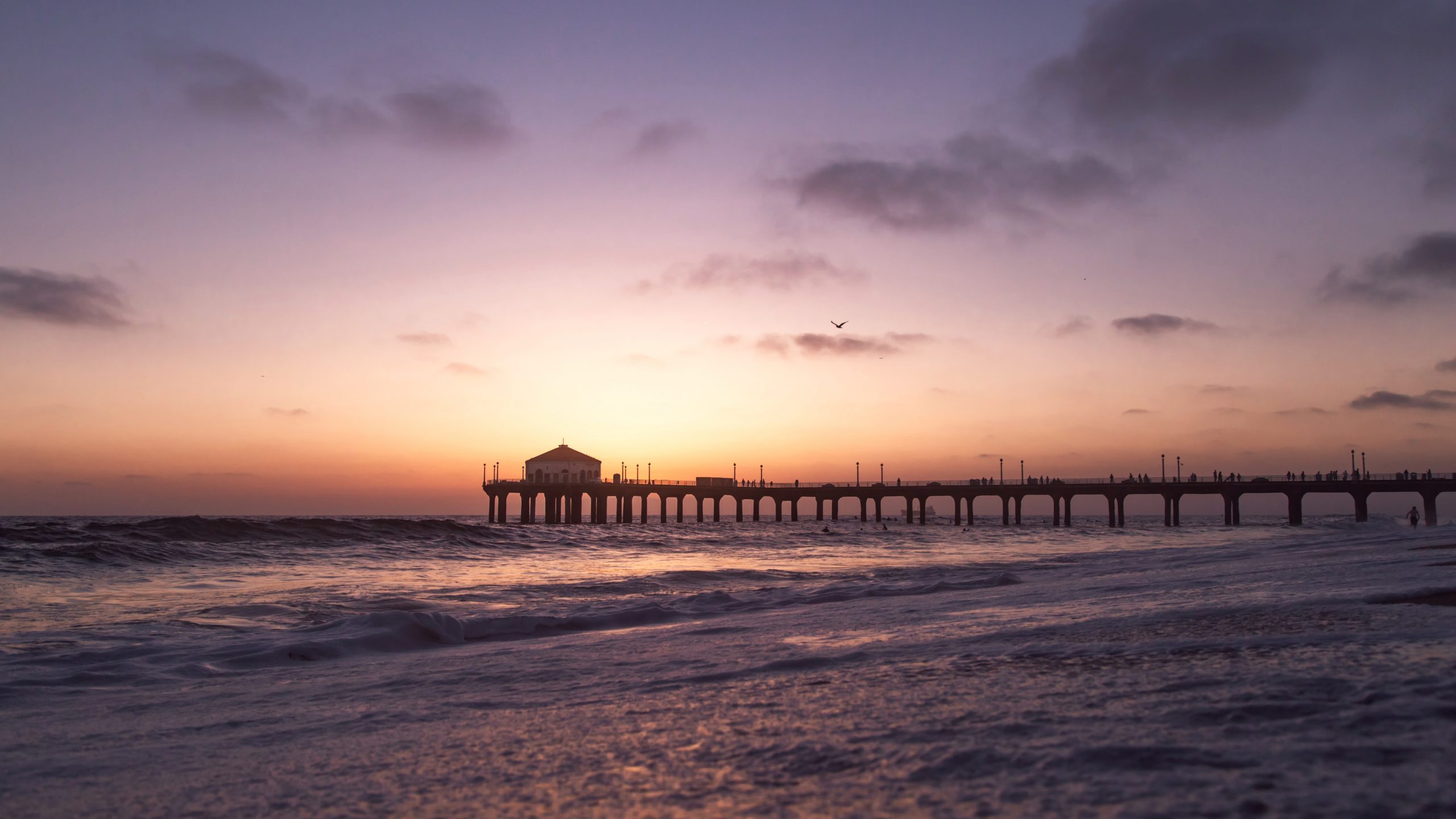 Magical sunset and beautiful waves on Manhattan Beach in California ...