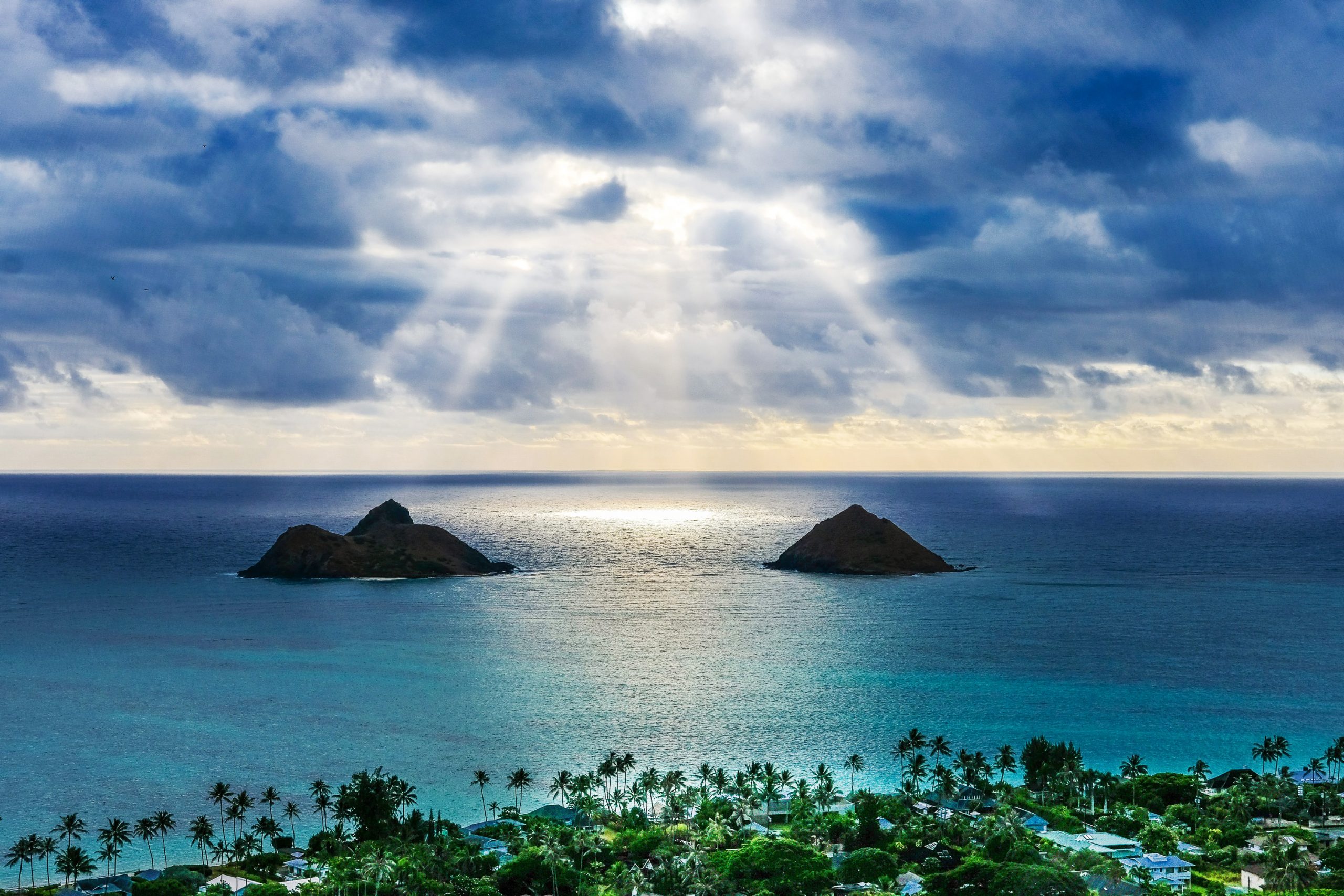 Water sky clouds at Lanikai Beach overlooking the Twin Makulua Islands ...